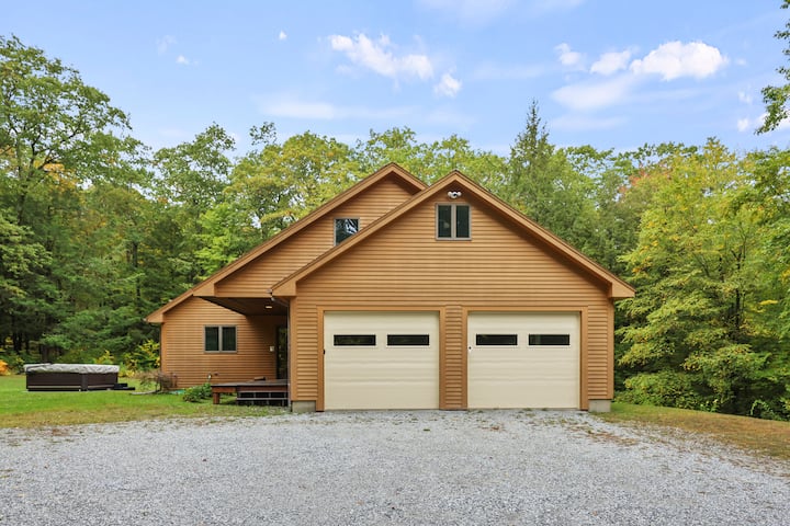 Hillside Haven With Hot Tub & Fire Pit - Greenwater Pond, MA