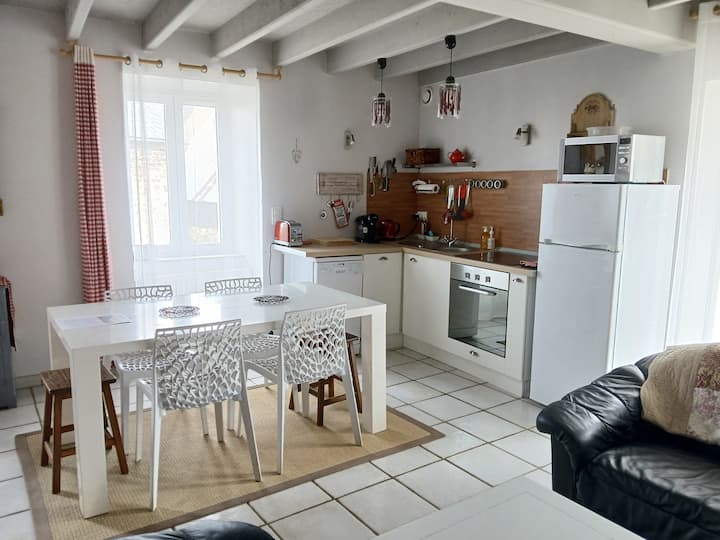 Aurières, Chaleureuse Maison Au Cœur Des Volcans. - Aydat