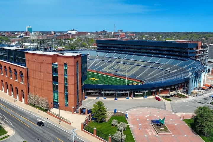 *Game Day Ready* *Walk To Big House, U-m & Umh* - Ann Arbor, MI