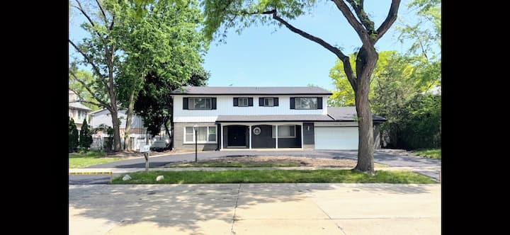 King-sized Beds, Fully Renovated Northbrook Home - Deerfield, IL