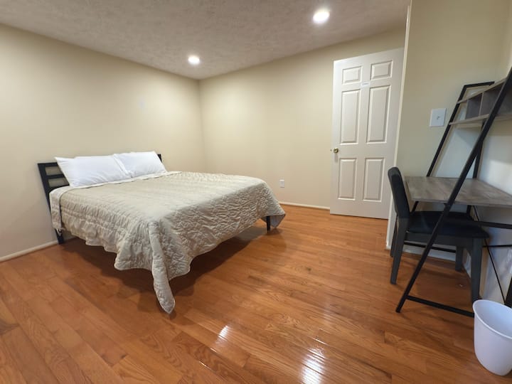 #3 Bedroom - Comfy Bed W/ Closet & Shared Bath - Fairfax, VA