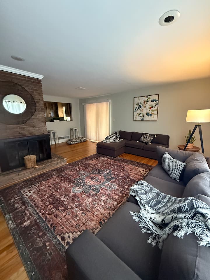 Comfy 3 Br House W/ Fireplace, Office Space & Deck - Stone Mountain