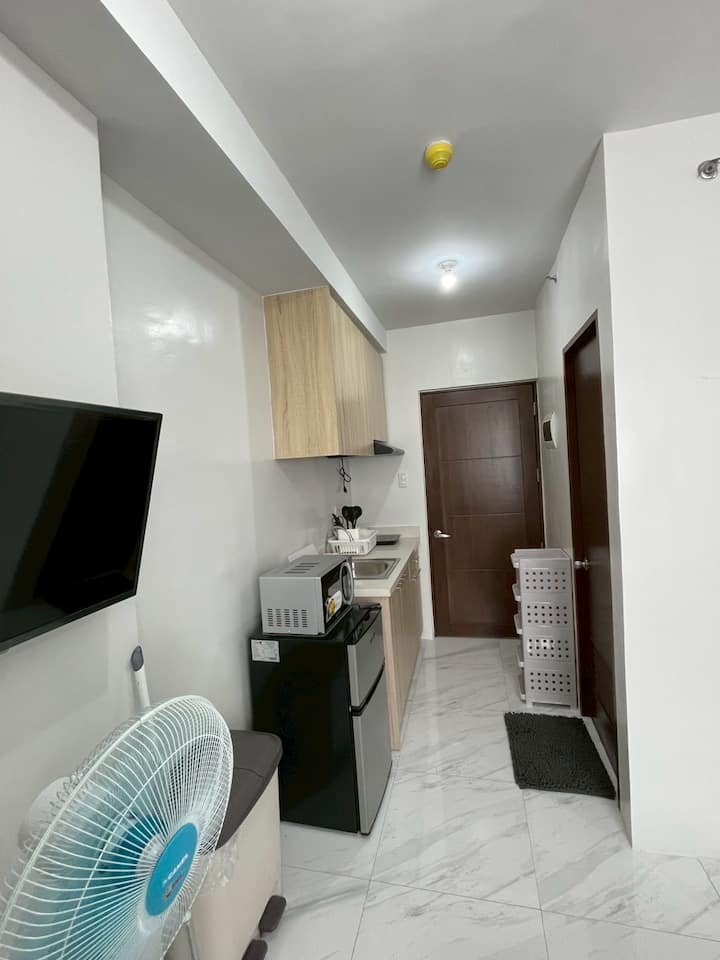 Il y a un supermarché sur place, et avec la carte SIM Wi-Fi (globe), vous pouvez regarder ...