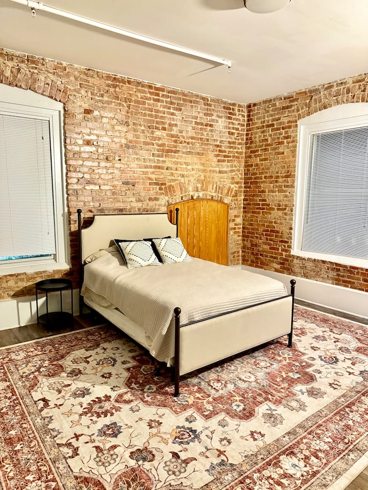 Spacious Loft In The Heart Of Downtown Statesboro - Statesboro, GA