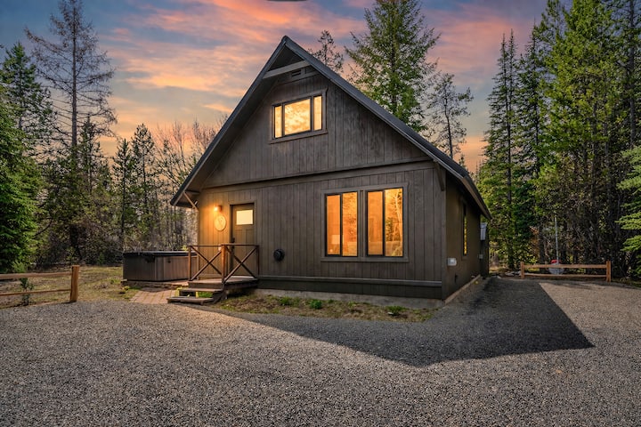 The Hereford House Cozy Lake & Ski Cottage - Tamarack Ski Resort, ID