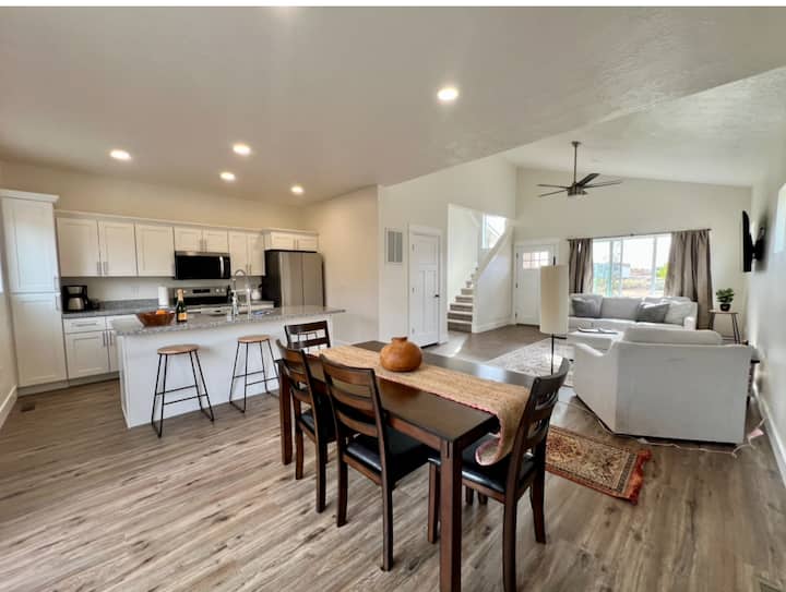New Sunlit Home W/ Beautiful Views | 3 Br | 2.5 Ba - Winnemucca, NV