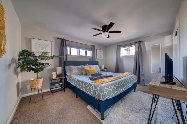 Downtown Gem: Hot Tub, Movies, Games, Dog Friendly - Colorado Springs, CO