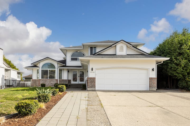3br Spacious Home Close To Airport | Sleeps 10 - Abbotsford