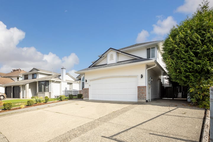 3br Spacious Home Close To Airport | Sleeps 10 - Abbotsford