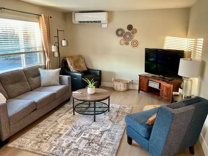 Stylish Uptown Apartment, Steps From Downtown - Vancouver, WA
