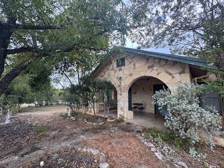 Cherry Street Retreat - 1 Block From Main! - Bandera