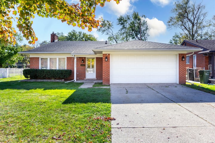 Allen Park Comfort Minutes From Detroit & Dearborn - Dearborn, MI