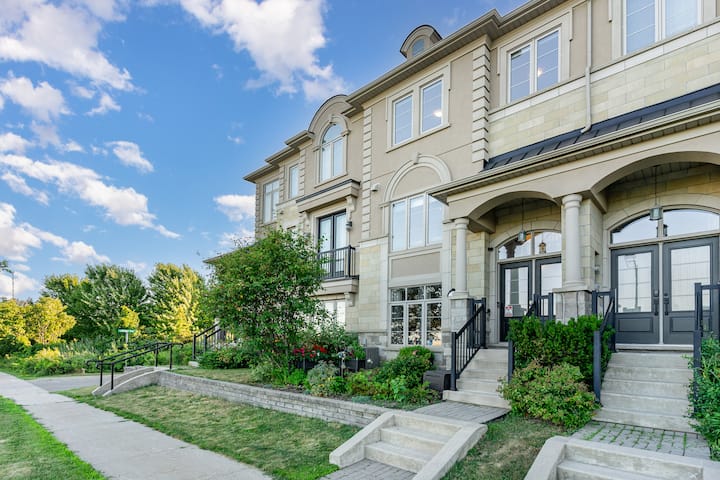 Luxury 3-bedroom Townhouse With Private Suite. - Toronto