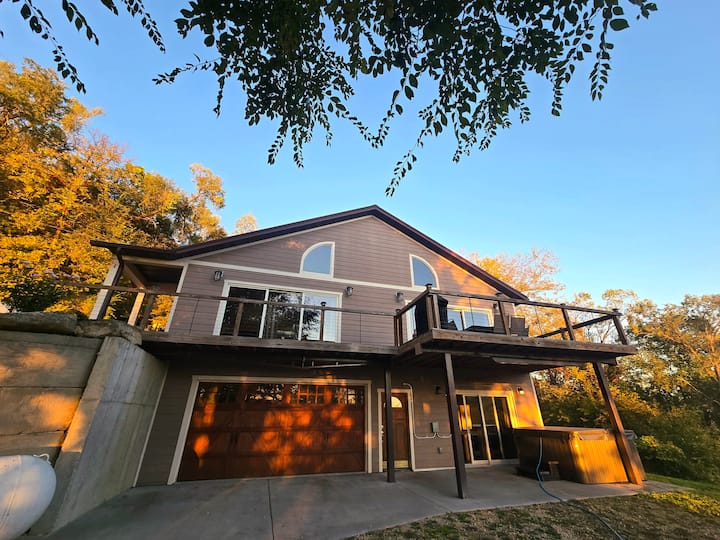 Trophy Ridge Lodge- W/ Outdoor Hot Tub - Harpers Ferry, IA