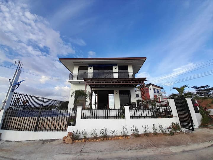 Camaya’s Gem | 3 Br Cozy Home + Pool - Mariveles