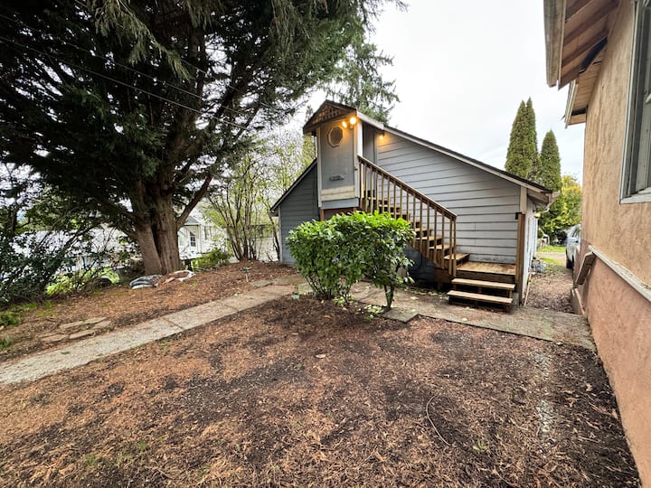 Retro Retreat - A Cozy 90s Style Escape - Bremerton, WA