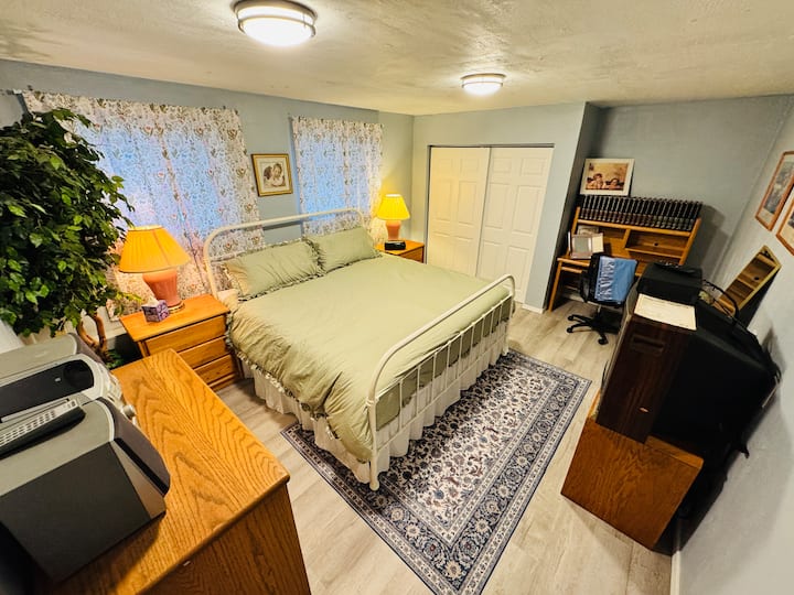 Retro Retreat - A Cozy 90s Style Escape - Bremerton, WA