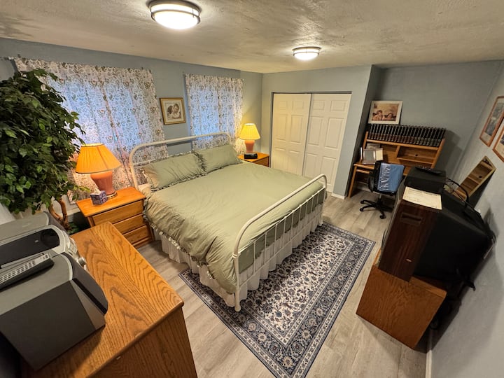 Retro Retreat - A Cozy 90s Style Escape - Bremerton, WA