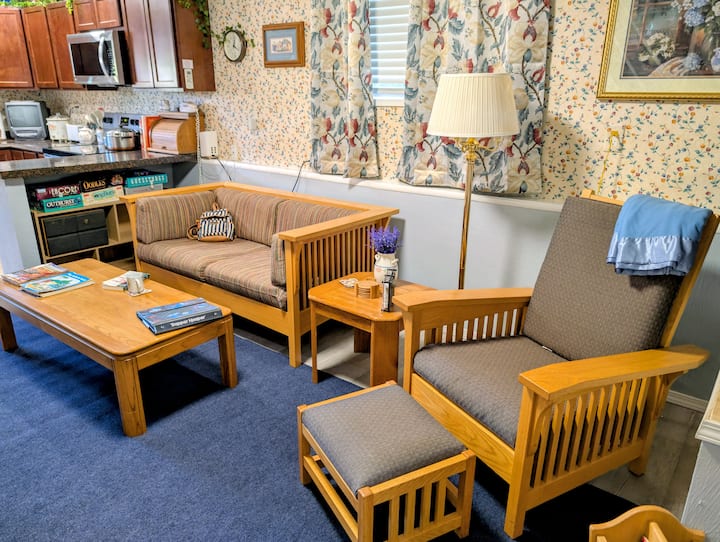 Retro Retreat - A Cozy 90s Style Escape - Bremerton, WA