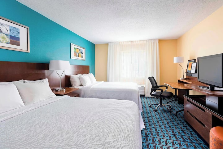 Dutch Village Double Queen Suite |Pool & Breakfast - Holland, MI