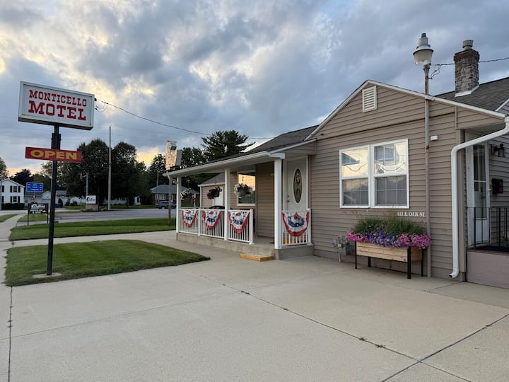 Motel House - Hot Tub, 3 Queen Beds, Full Kitchen - Cascade, IA