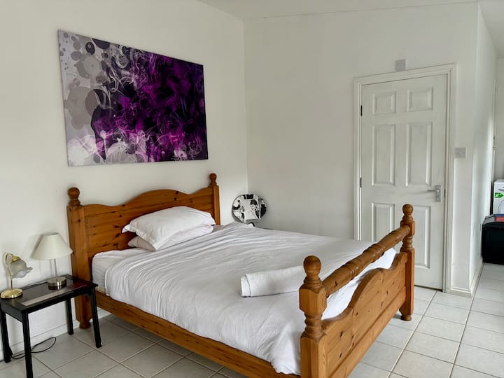 Detached Lodge , Ensuite, Kitchen/lounge Area - Ipswich