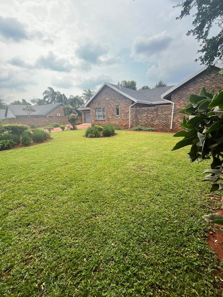 Secure 3 Bedroom Home With Pool Close To Embassy. - Pretoria