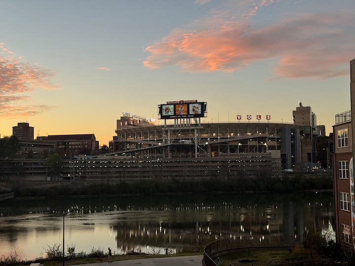 Luxury Apartment - Across Neyland Stadium! - University of Tennessee, Knoxville