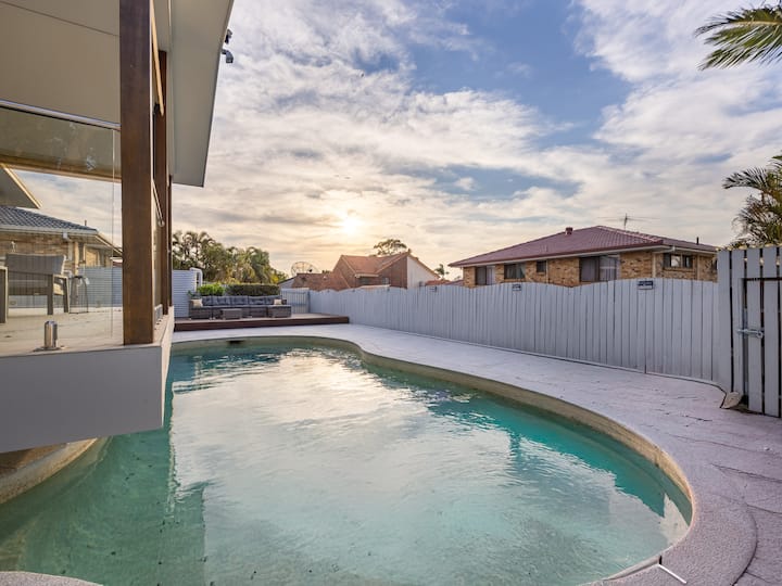 Luxe Designer Home | Private Pool & High Ceilings - Springwood