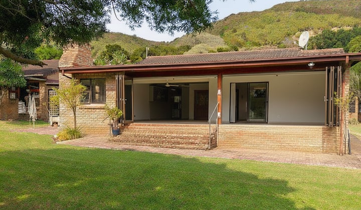 Tranquil Lake Escape • Modern Comfort & Nature - Knysna