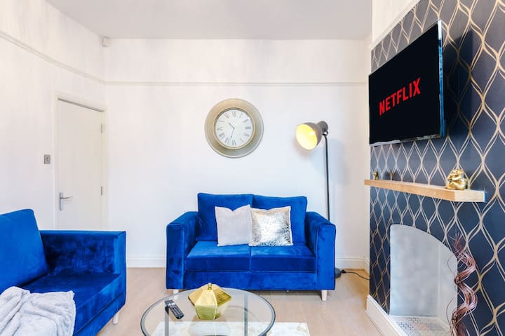 Spacious 4bd Home • Free Parking • Wi-fi • Salford - Sale