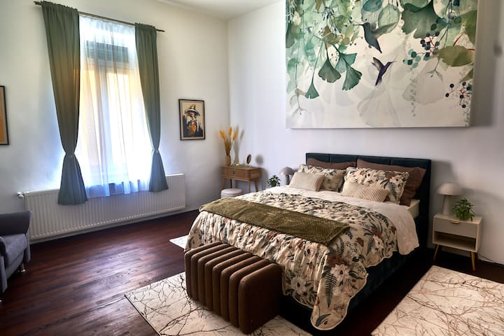 Pécs Szívében, Elegáns Polgári Lakás A Belvárosban - Pécs