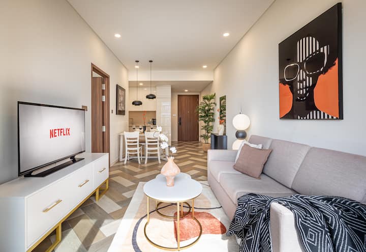 Metropole Cozy Apt | City View  W/ Pool & Gym - Vietnam