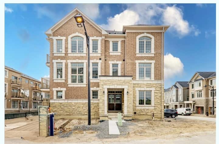 Luxury 6-bedroom Corner Townhouse In Markham - Markham