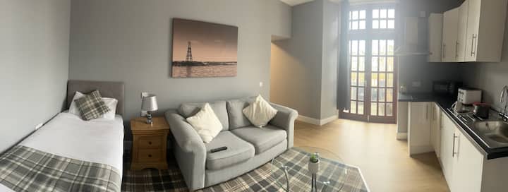 Relaxing Room With Outdoor Seating - West End - Nairn