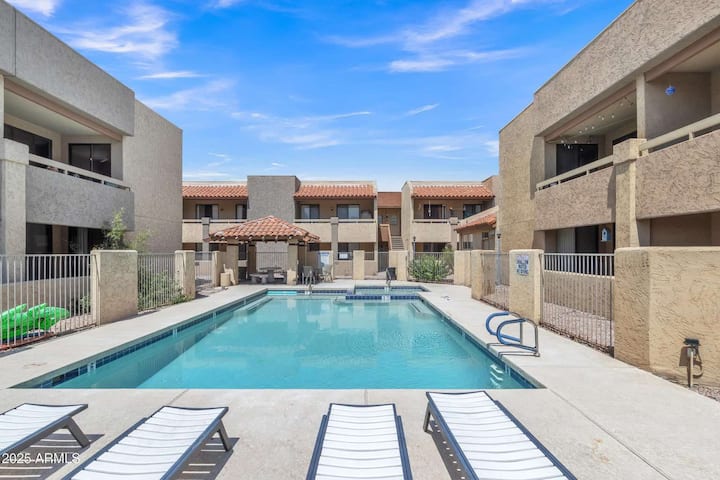 Breeze 1b1b Condo W/ Pool, Private Bath - Tempe, AZ