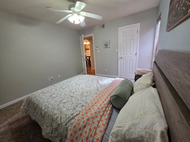 Breeze 1b1b Condo W/ Pool, Private Bath - Tempe, AZ