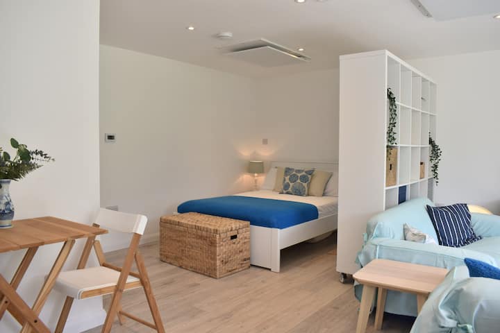 Open Plan Annexe, Sleeps 2, Nr Beach, Dog Friendly - Chichester