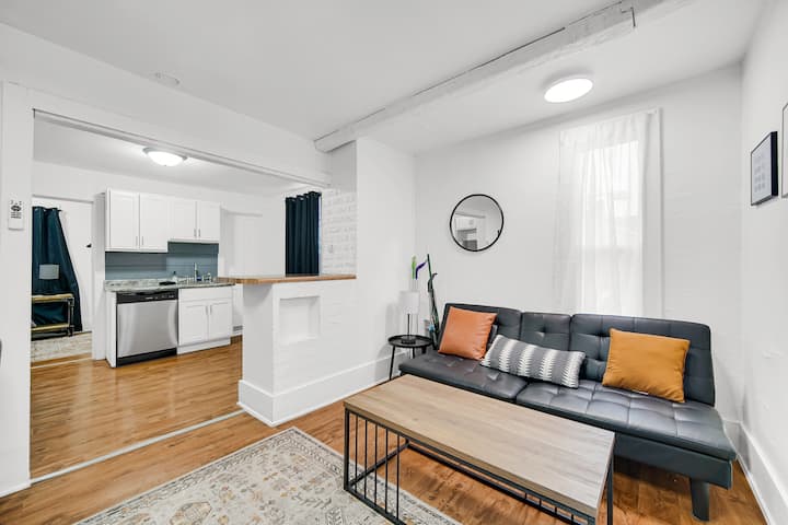 1 Br Near Lake, Train Station, Dining & Data Centr - Michigan