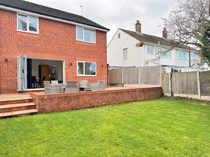 Huge Garden W/ Seating | Rare Garage Parking | 2ba - Liverpool City Centre