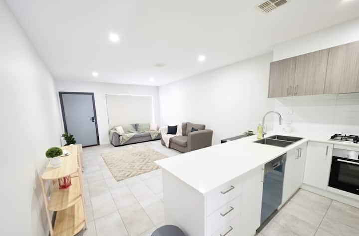 Stylish 2br Retreat Near Uc & Belconnen Mall - Canberra