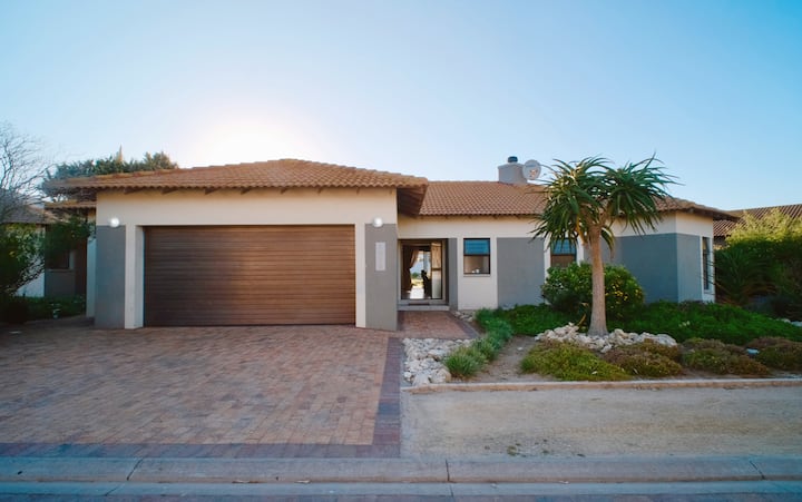 4 Bedroom Family Home With Great Views & Solar - 랑게반