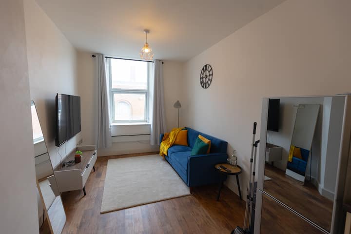 City Centre Jacuzzi Stay | Sleeps 4 + Wi-fi - Leicester