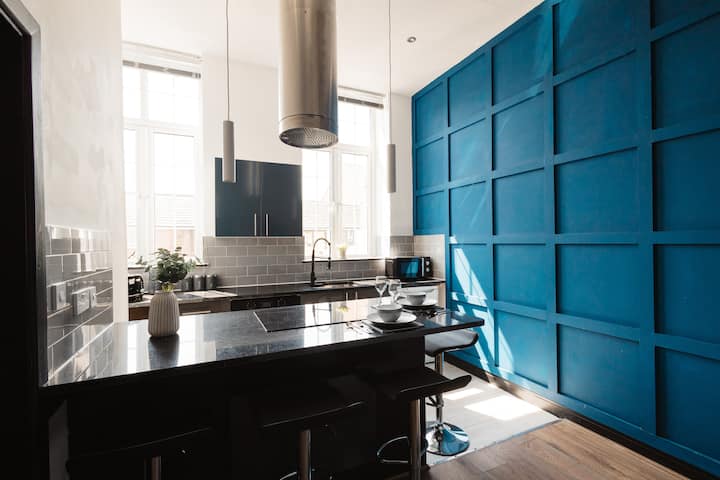 Stylish Town Centre Suite By Traboule Properties - Warrington