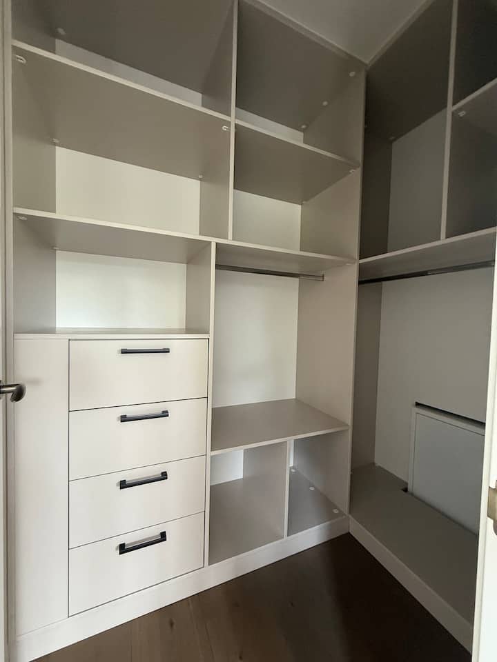 Rodinný Dům S Terasou, Zahradou, Krbem A Garáží - Prague