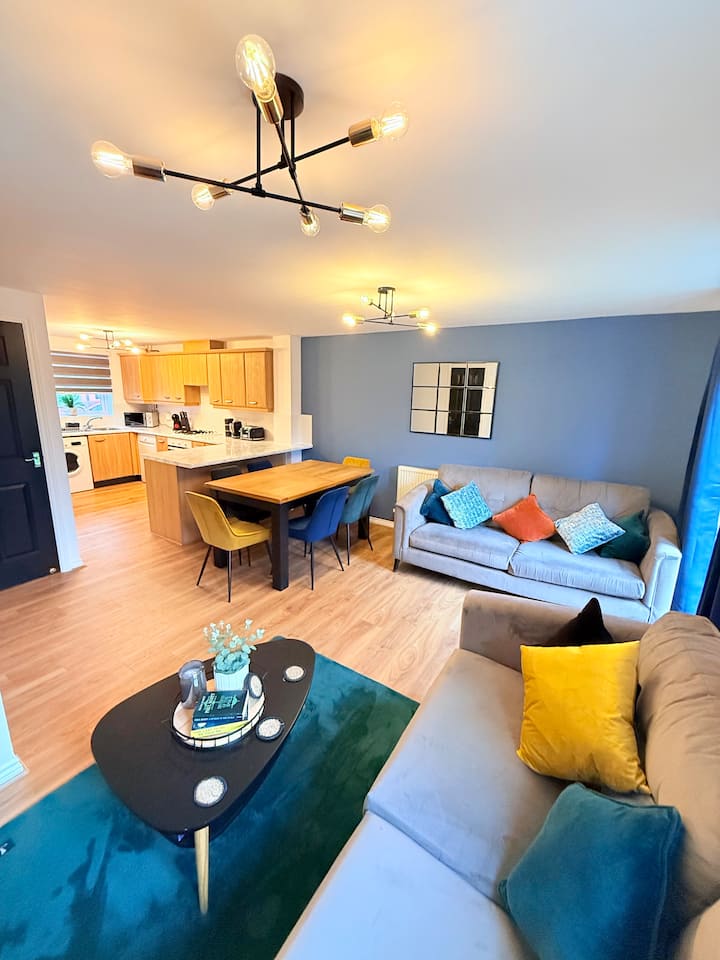 Stylish Townhouse In Rugby, Sleeps Up To 9! - Rugby