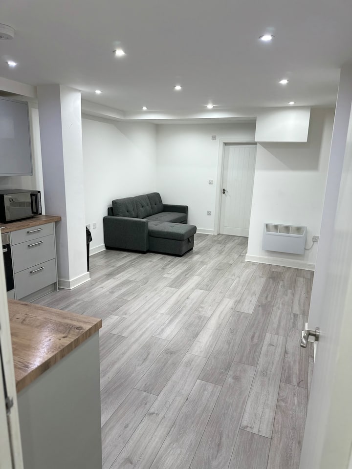 Flat 2 - Epsom High Street - Epsom