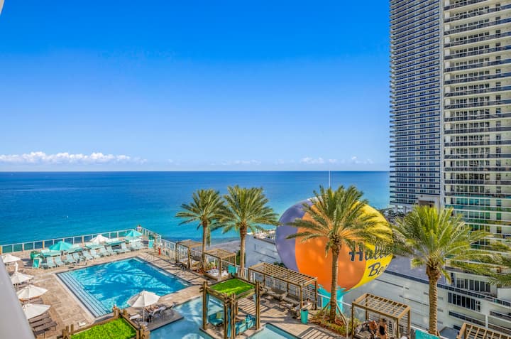 Beachfront 1br • Ocean View • Pool & Parking - Hollywood, FL