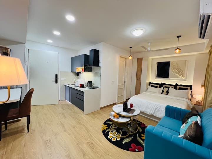 Airport Aura| Near Airport |Luxe|wifi|cofeemaker - 