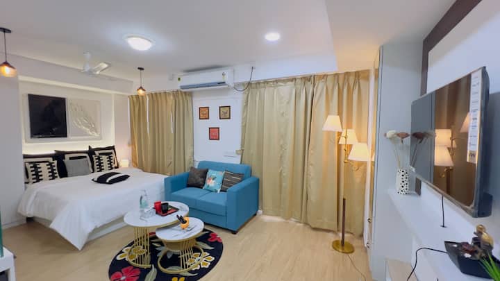 Airport Aura| Near Airport |Luxe|wifi|cofeemaker - Pune